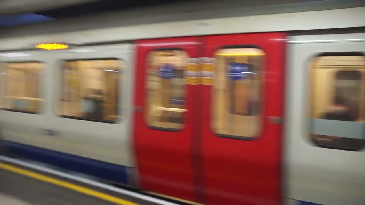 Train, Eastbound, Circle and District Line, Victoria Underground ...