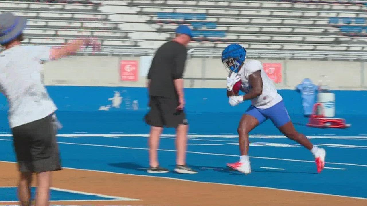 BSU football team arrives in Albuquerque to take on the Lobos - YouTube