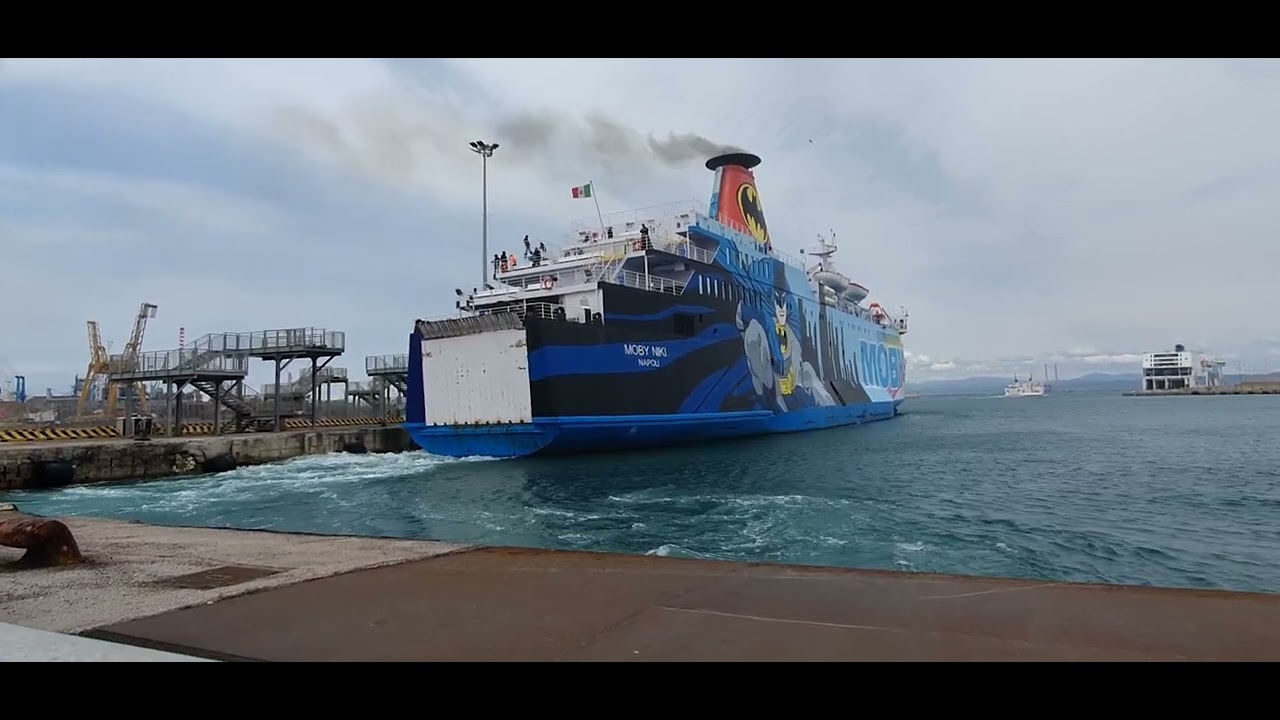 nave moby niki in partenza dal porto di piombino - YouTube