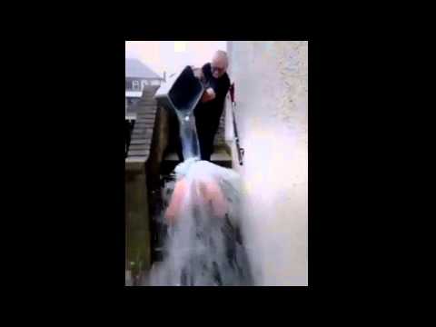 ice Bucket Challenge yaparken kadının göğüsleri açıldı