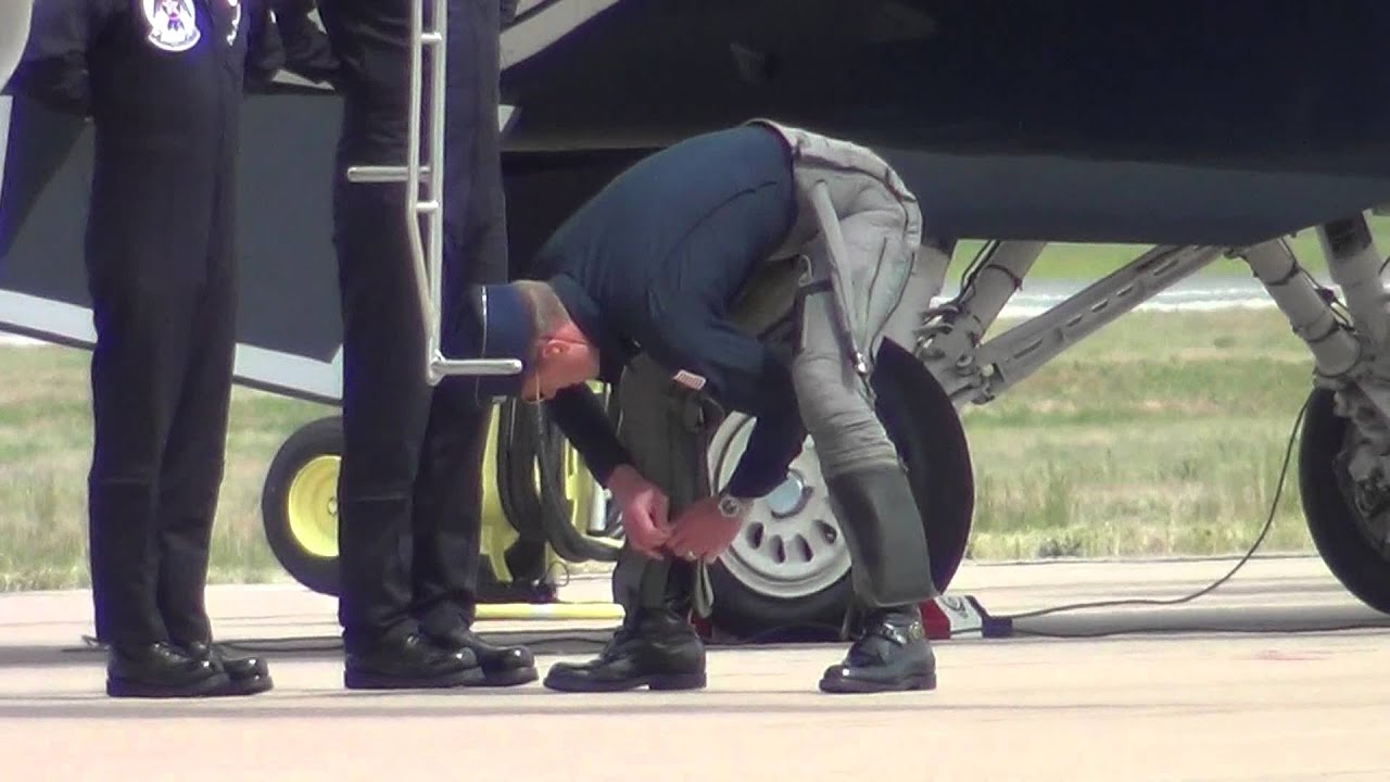 USAF Thunderbirds Opposing Solo #6 Putting On G-Suit - YouTube