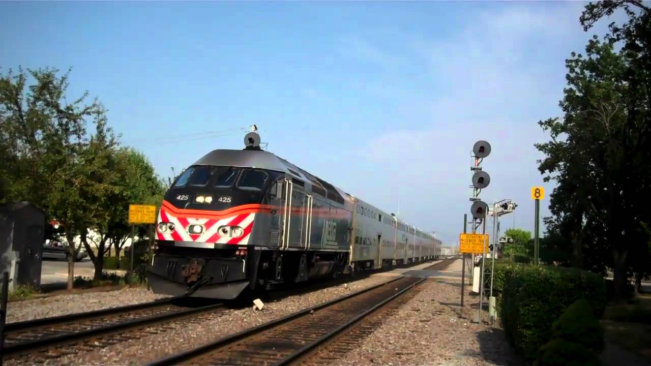 HD: Metra MP36PH-3S 425 leads an outbound train with an amazing ...