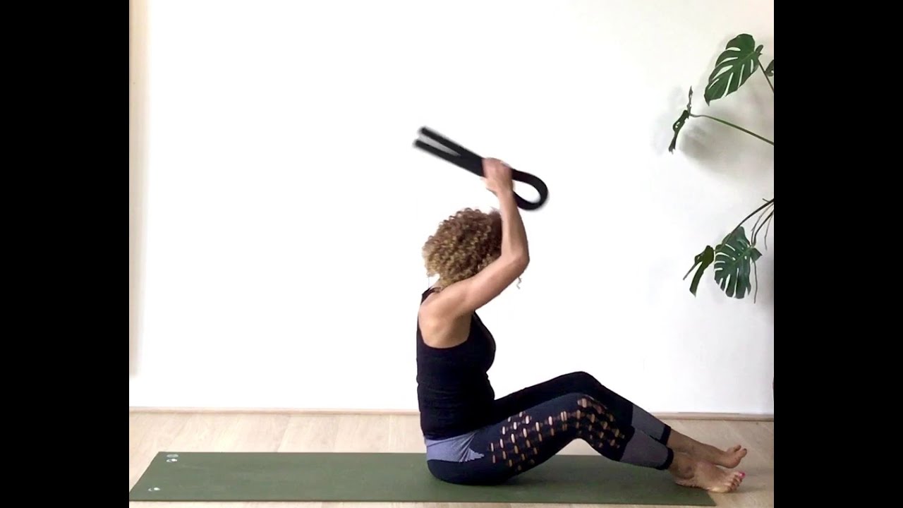 Critical Alignment Yoga met Angracia | Losmaken bovenrug met yogastrip ...