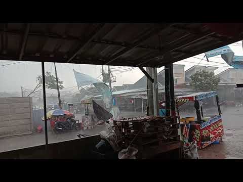 Lagi belanja sama ayah, ada angin puting beliung