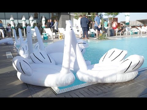 Searching C -【英國 Ridiculous Inflatable Swan Thing 中指鵝浮床】 - YouTube