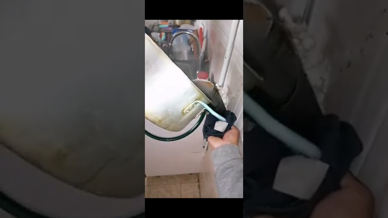 Cómo destapar una tubería. - YouTube