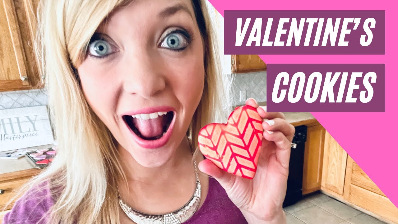 COOKIE DECORATING FOR BEGINNERS! | How to decorate Valentines Cookies ...
