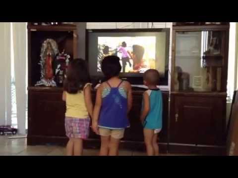 The kids dancing to the lazy song by Bruno Mars - YouTube