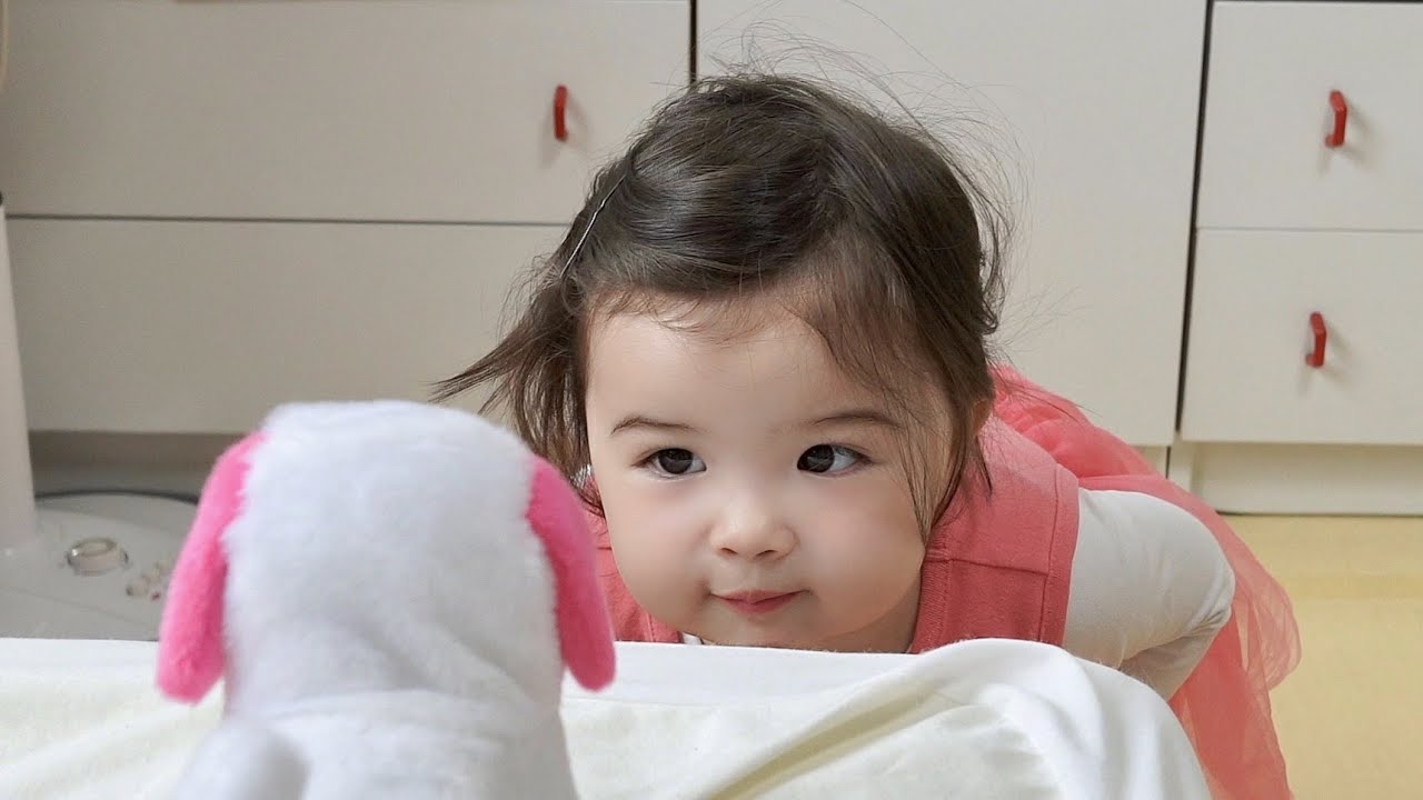 Sub 잠투정 심한 17개월 아기 로아의 이상한 밤 루틴 강아지와 친해지기 힘든 아기 로아 댕댕이 국제커플 Youtube