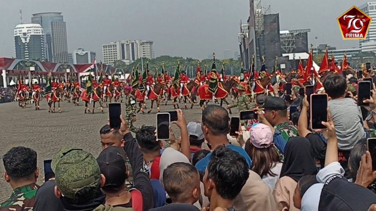 Defile Pasukan Kavaleri Berkuda Meramaikan Acara HUT TNI ke-79 Tahun ...