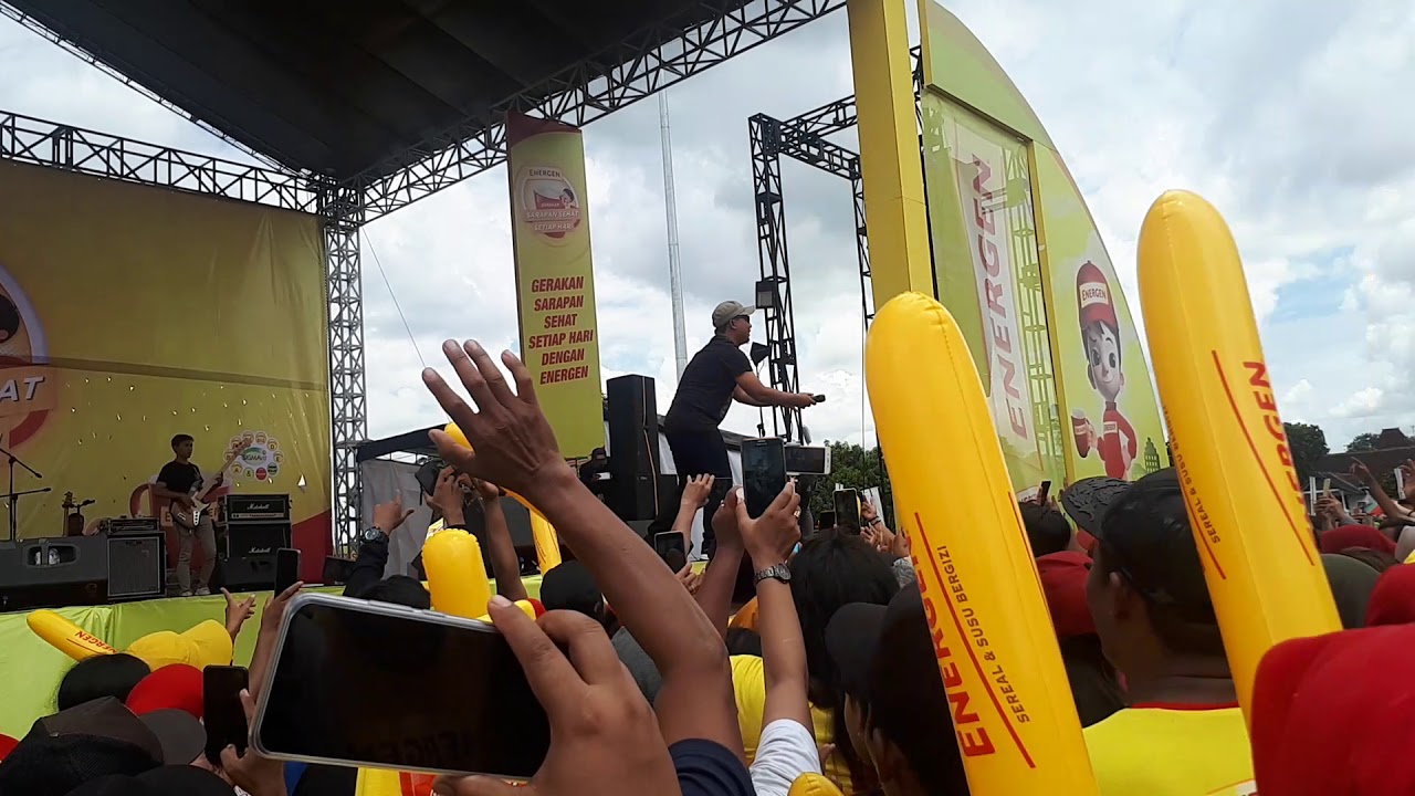 Faank Vokalis Band Wali berinteraksi dengan Warga Jogja - YouTube