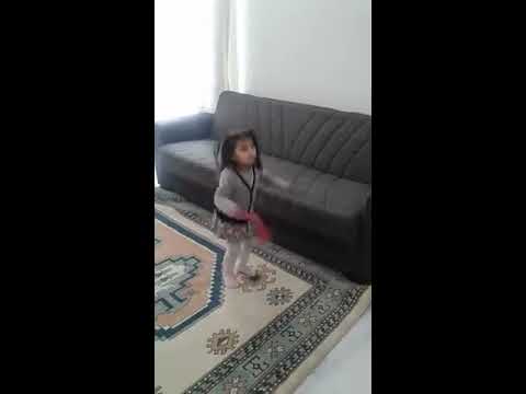 Güzel kız super halay cekiyor
