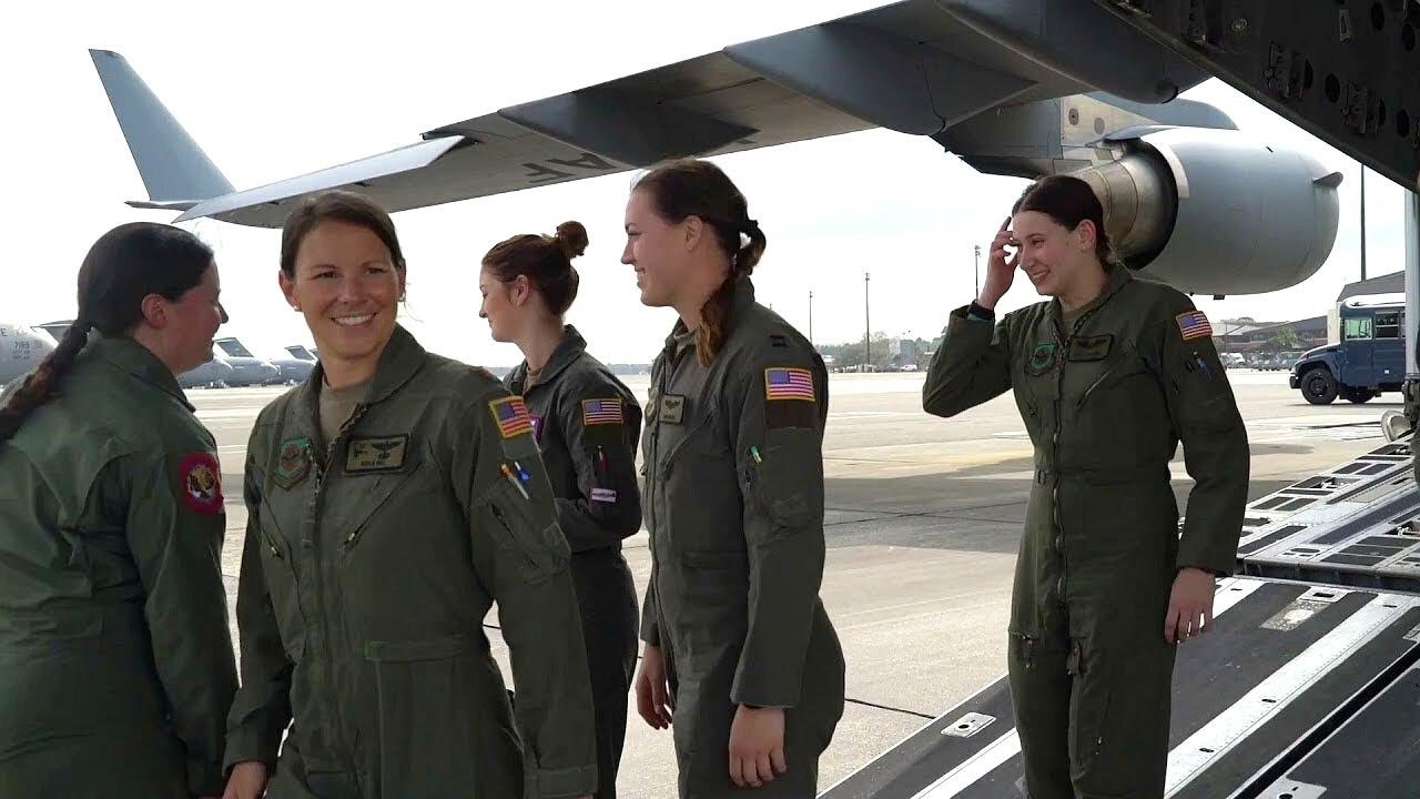 Unbelievable Video of All Female Flight Crew U.S. Air Force C-17 ...