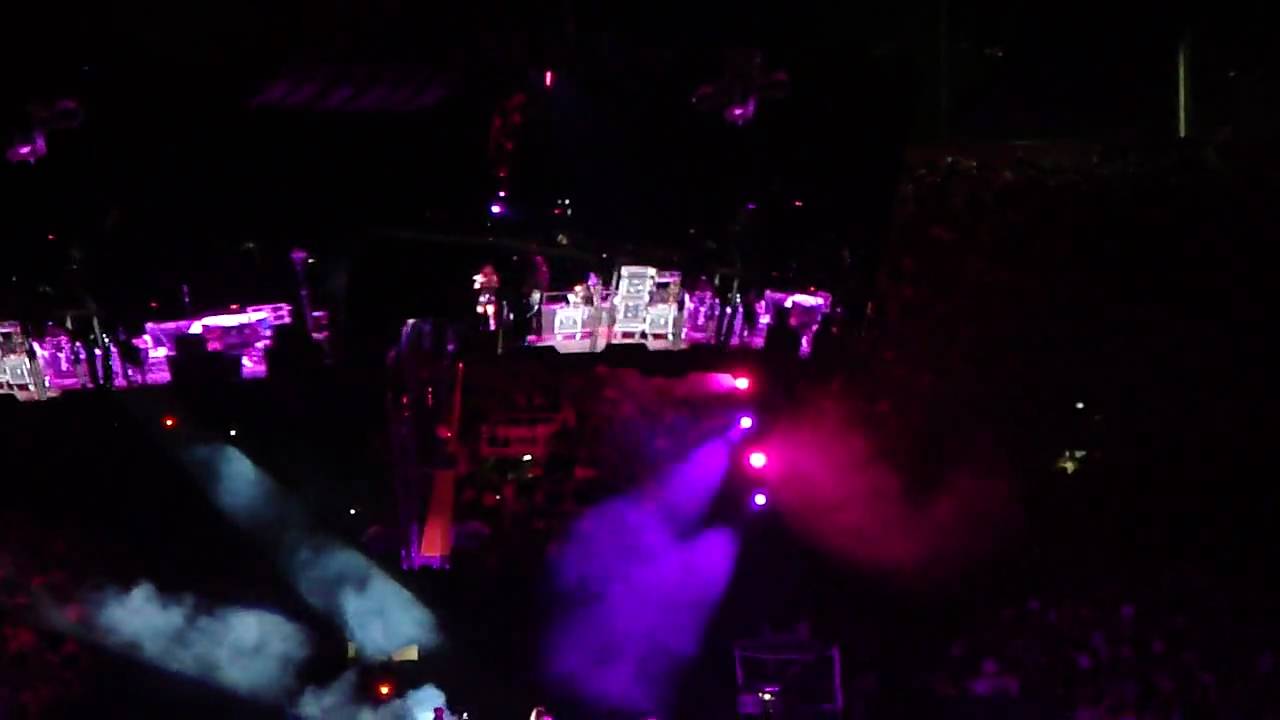 Fergie/Black Eyed Peas "Big Girls Don't Cry" at the Rose Bowl - YouTube