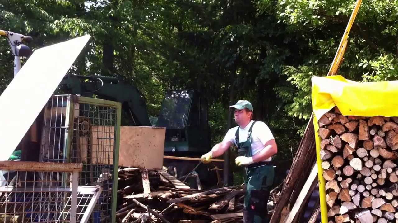 Holzhacker bei der Arbeit - YouTube