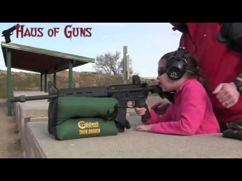 Silah Kullanan 7 Yaşındaki Kız