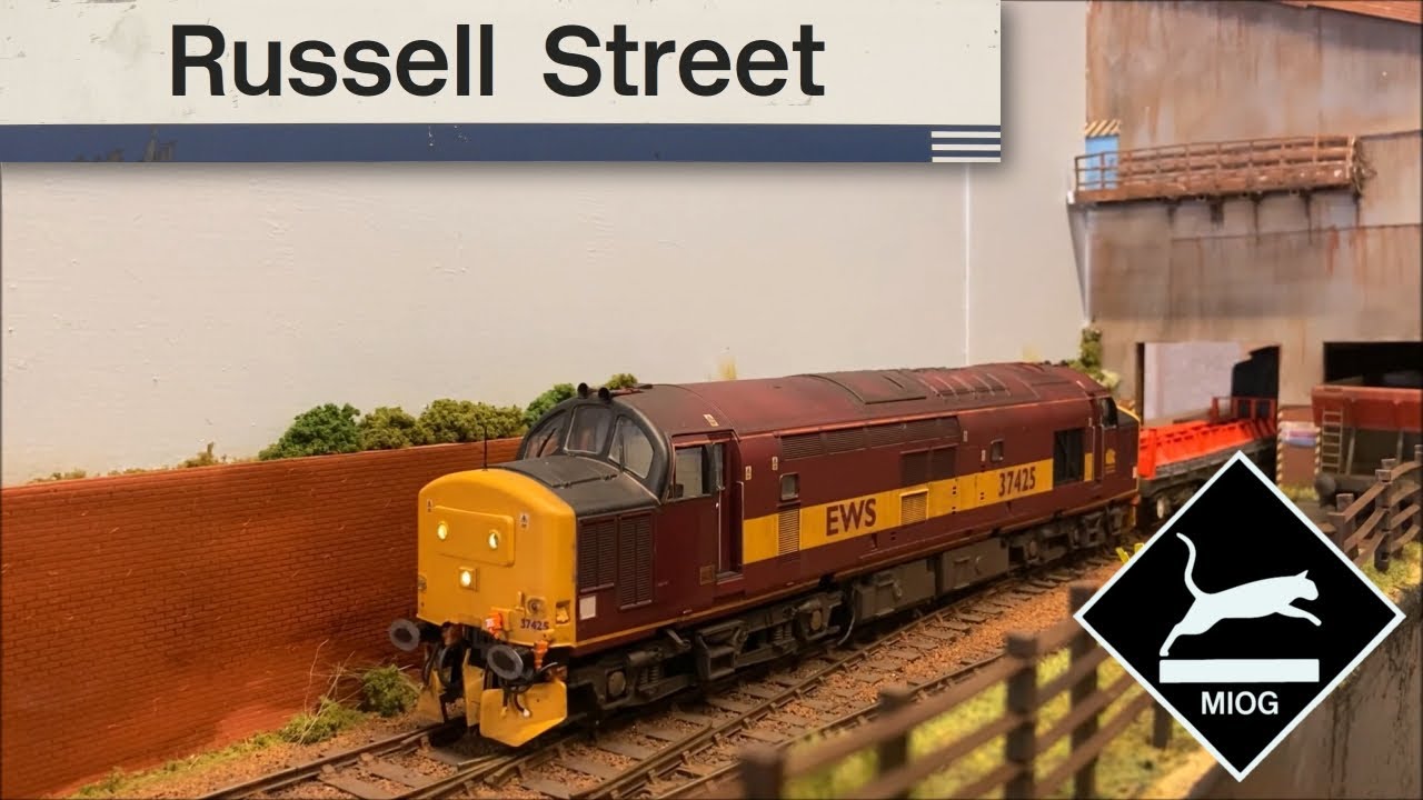 Heljan Class 37/4 in O gauge: 37425 shunting on Russell Street - YouTube