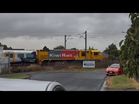 DFB 7335 SRV 5893 with the Te Huia 103 passing Takaanini Auckland North ...
