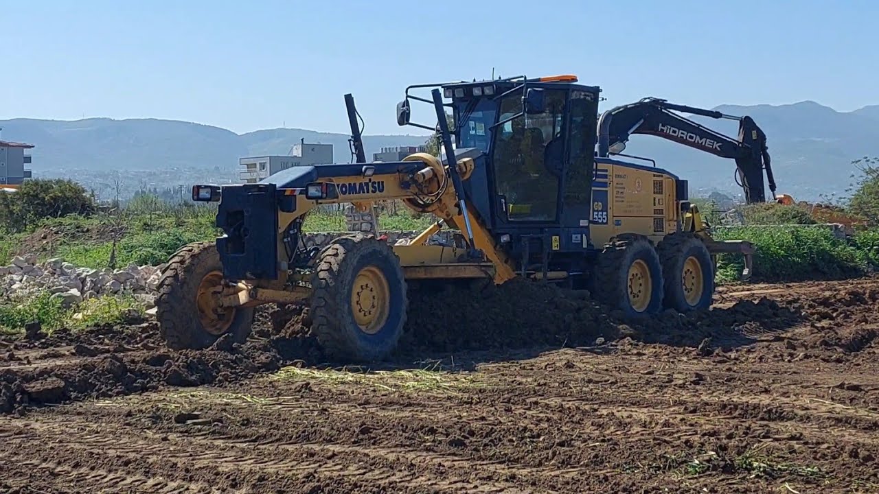 Komatsu GD555 Greyder Zemin Tesviyesi Yapıyor - YouTube