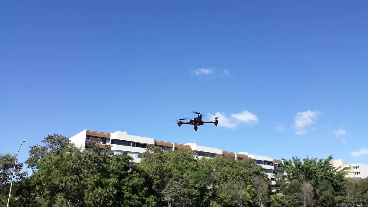 Um Drone Voando Na Horizontal - LIBRAIN
