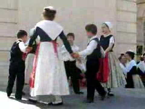 jean petit qui danse le temps du costume - YouTube