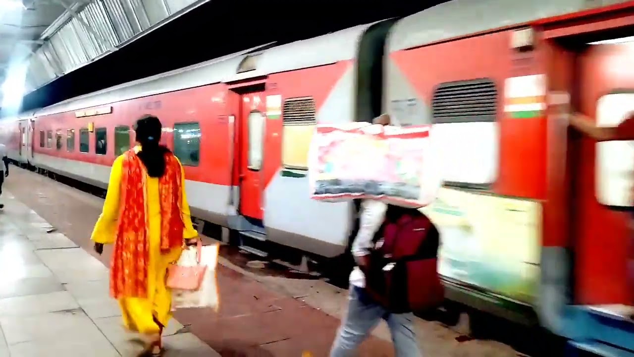 20806 Andhra Pradesh Express | AP Express | Arriving at Jhansi ...