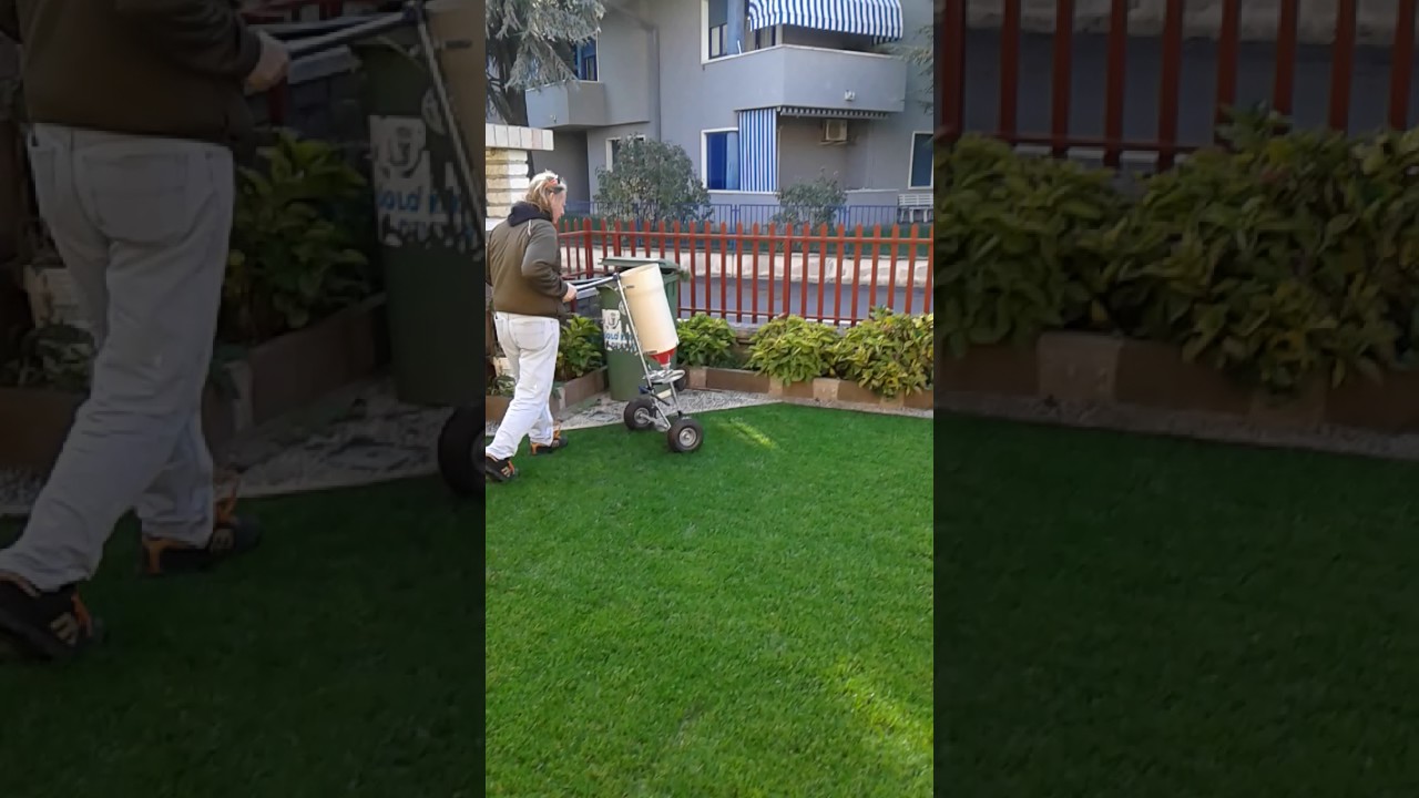 Machina spargi concime per. Grossi appezzamenti di prato - YouTube