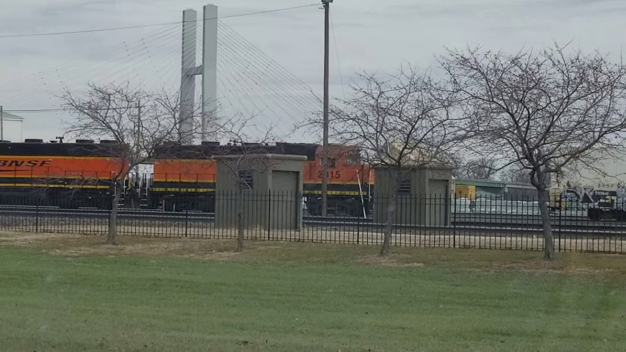 Burlington Iowa BNSF train by no 3003 - YouTube