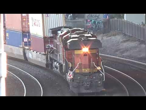 (Southbound) BNSF Intermodal Train pulls forward and stops at 21ST Street. - YouTube