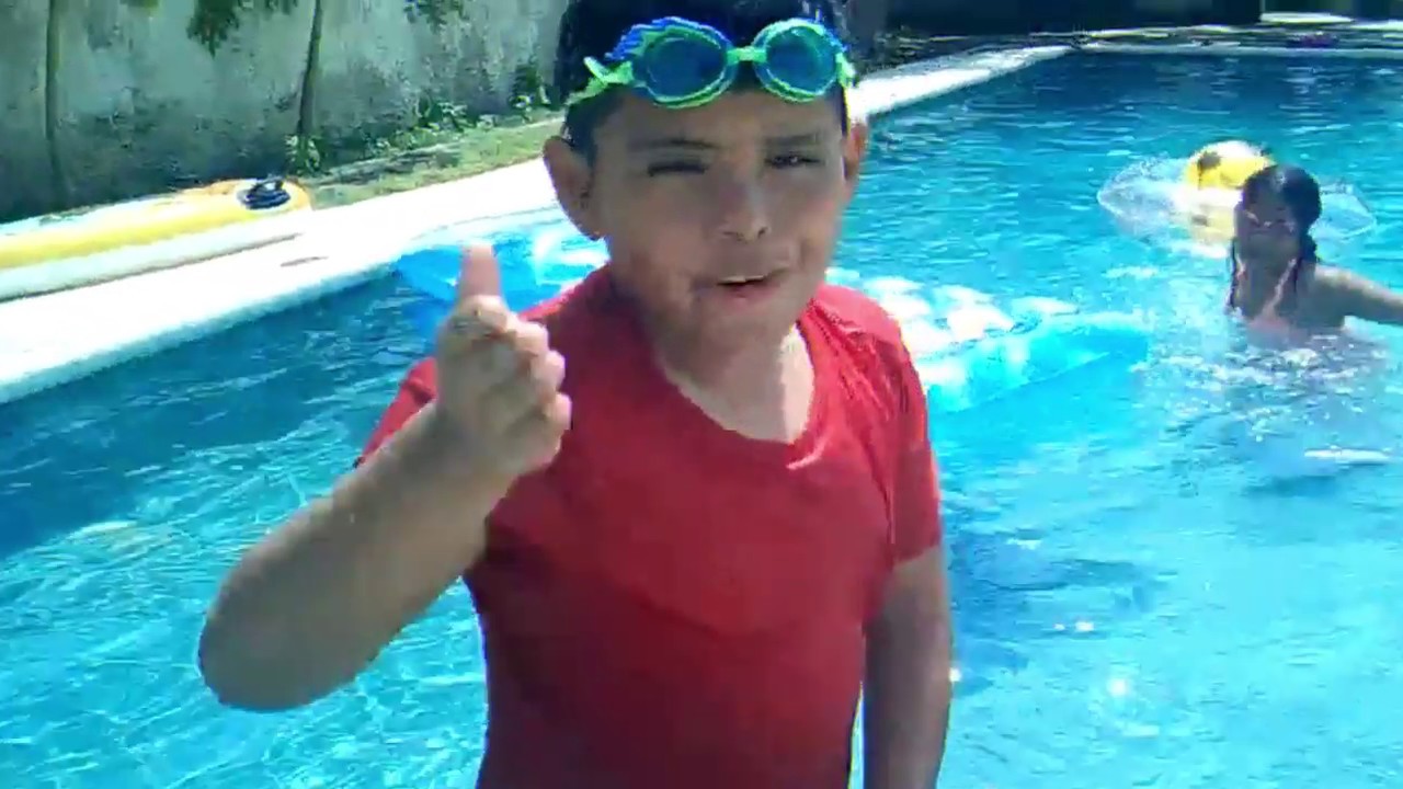 Reto en la piscina - YouTube