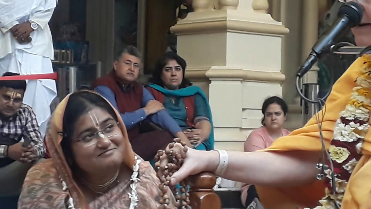 Initiations of Udayananda Prabhuji (Uday Pr) and Suchitra Devi Dasi Mataji (Srujana Mt) - YouTube