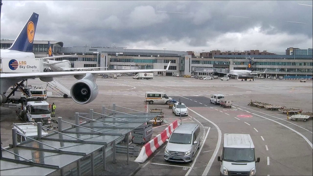 Frankfurt (FRA) Airport Timelapse Gate B22 - YouTube
