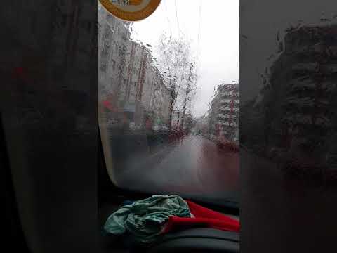 Arabayla giderken yağmurlu havada silecek Lee bozuldu