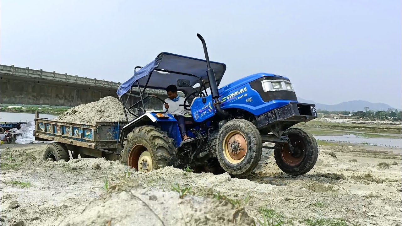 Loading Tractor Stuck mud Big Pit pulling out JCB3DX - YouTube