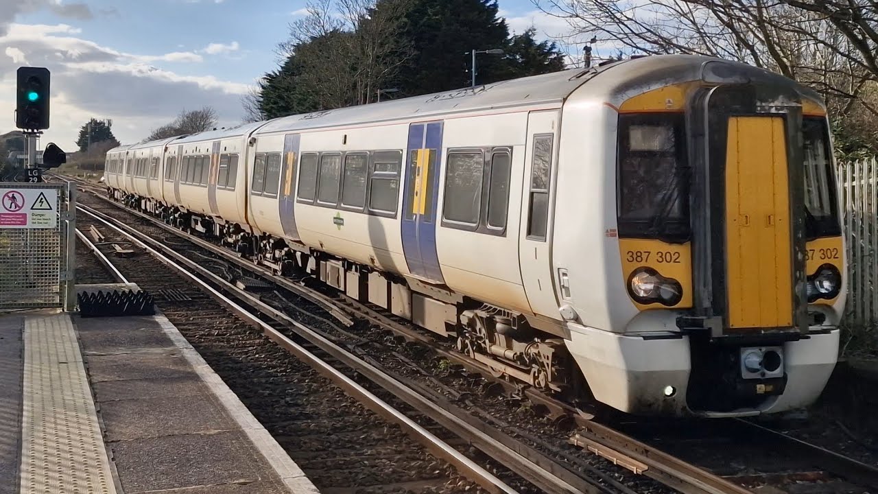 Ex C2C Class 387 west coast way pasting thought west worthing - YouTube