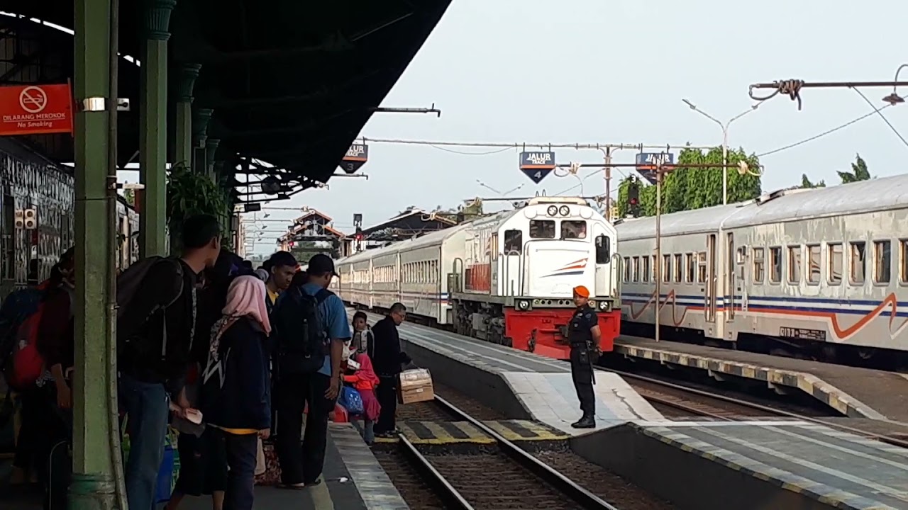 Kereta Api Bengawan di Kutoarjo - YouTube
