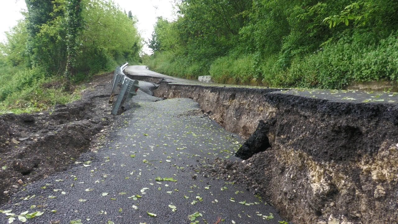 La zuffa sulla frana di Contrada Anitra - YouTube