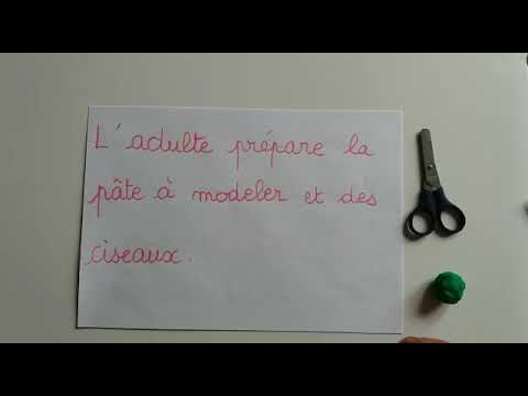 Découper aux ciseaux un colombin en pâte à modeler en petits morceaux ...