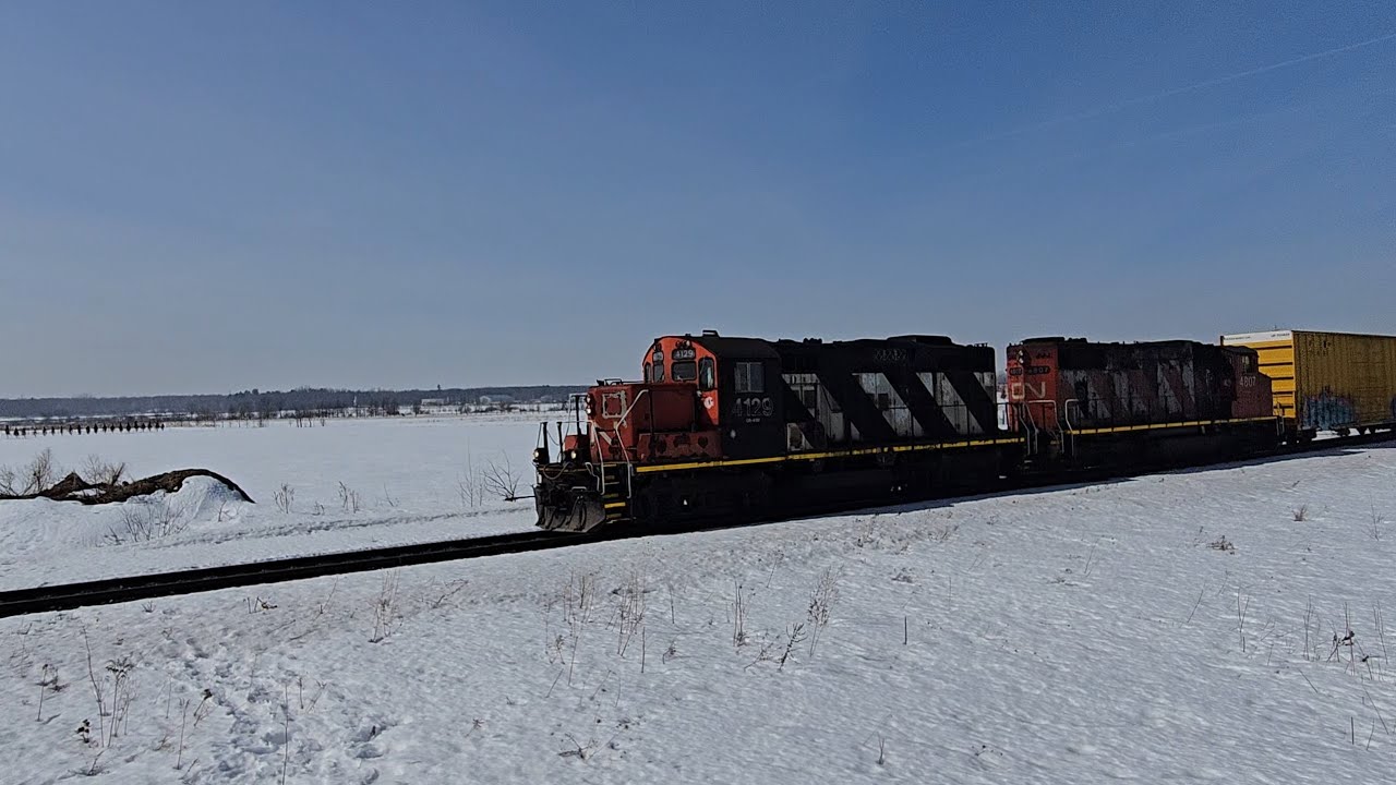 CN 4129 short mixed freight train with horn show l'assomption - YouTube