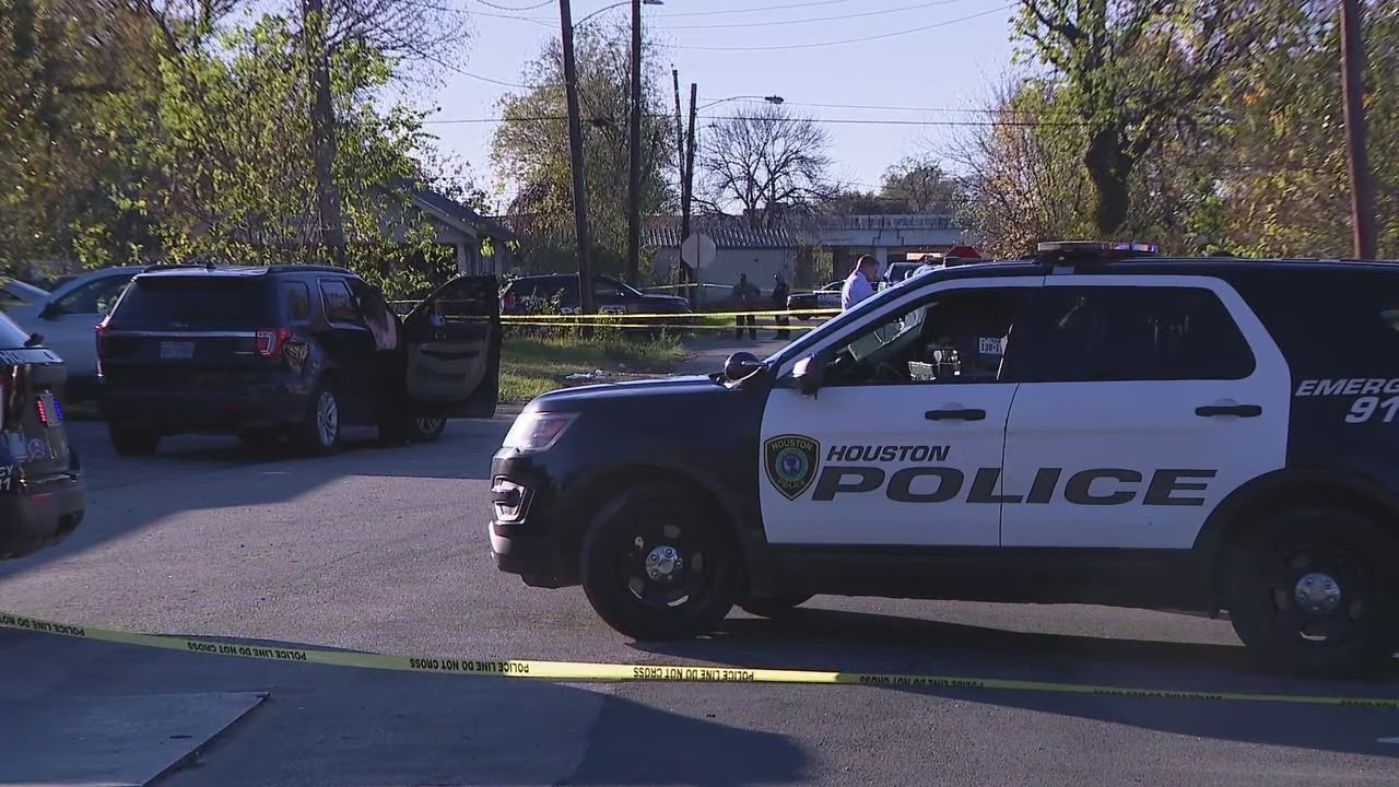 Houston police provide update on officer-involved shooting - YouTube