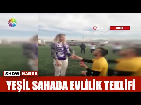 Yeşil sahada evlilik teklifi
