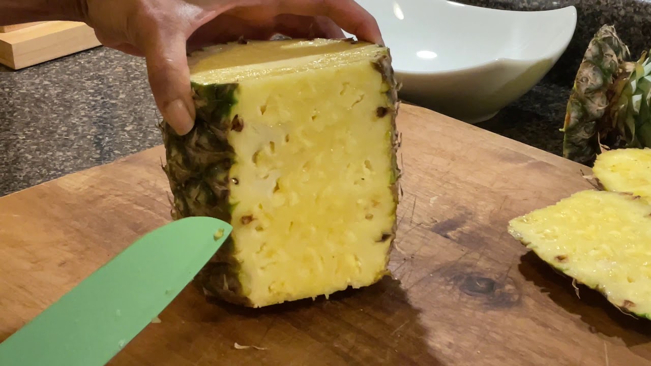 HOW TO PEEL A PINEAPPLE 🍍 - YouTube