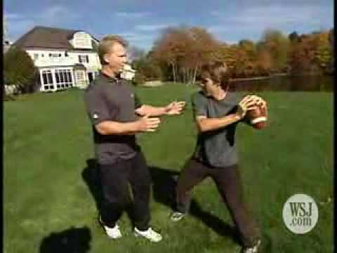 Throwing a Perfect Spiral.flv - YouTube