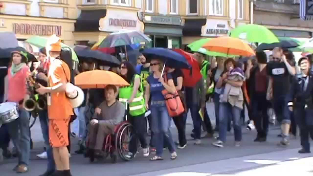 UMBRELLA MARCH GEMEINSAM FÜR MEHR RECHTE FÜR FLÜCHTLIGE! - YouTube