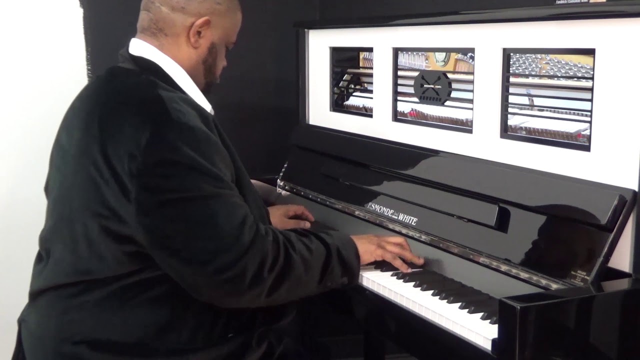 Taurey Butler met à l'essai le piano droit de marque Piano Esmonde ...