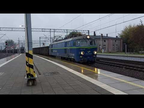 Przejazd lokomotywy PKP Cargo z pustymi wagonami (zbliżenie na wagony i koła) - Dworzec PKP ...