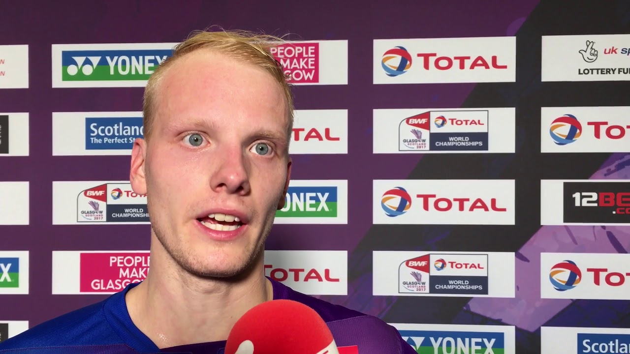 Emil Holst vinder sin VM-debut - YouTube