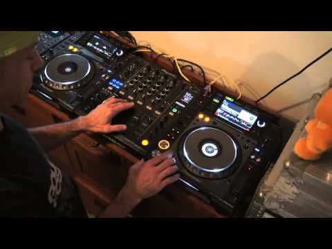 DJ LESSON ON HOW TO USE OR NOT USE MASTER TEMPO IN THE MIX BY DJ TUTOR ...