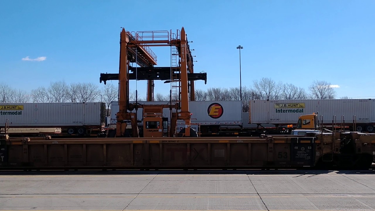 Mi Jack Intermodal Crane lifts Estes trailers - YouTube