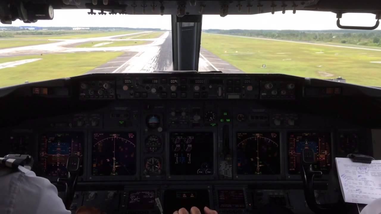 737 Landing *Cockpit View* - YouTube